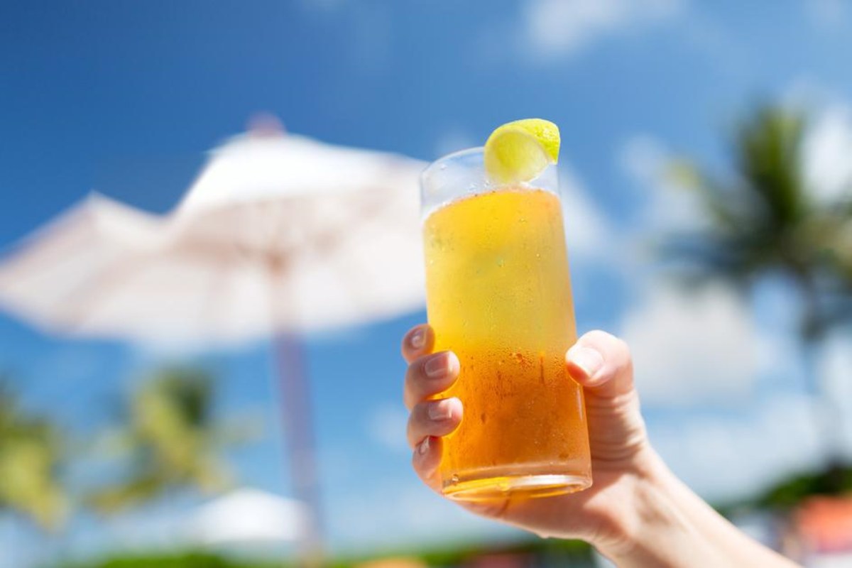 Unlock The Charisma Of Mixology: How To Handle A Cocktail Glass Like A ...
